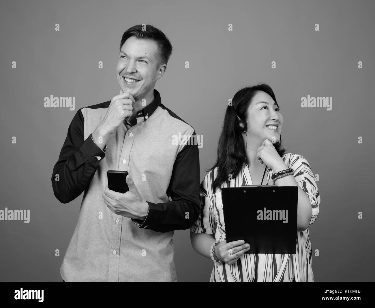 Couple photography with mobile hi-res stock photography and images - Alamy