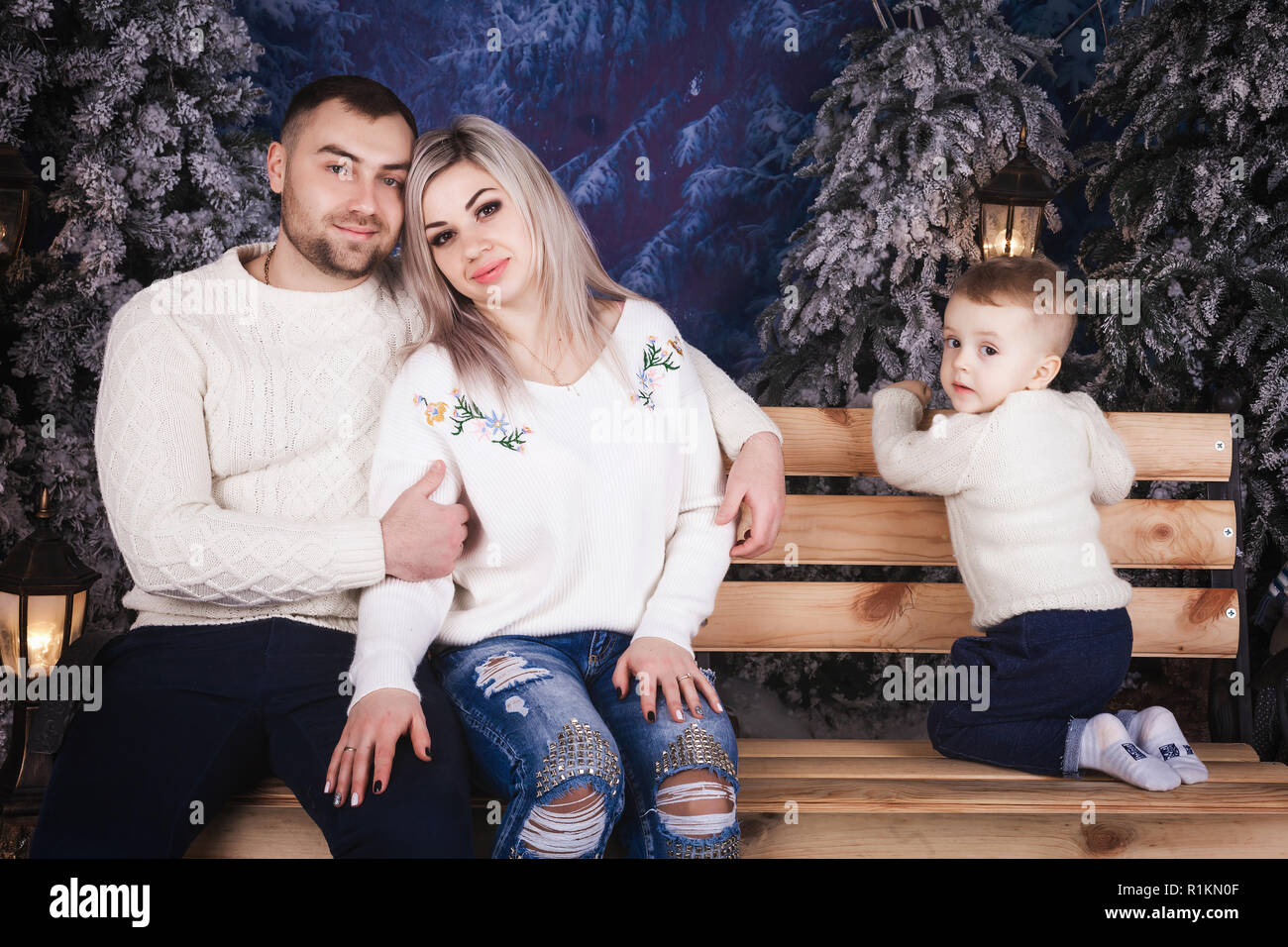family sitting on a bench Stock Photo - Alamy