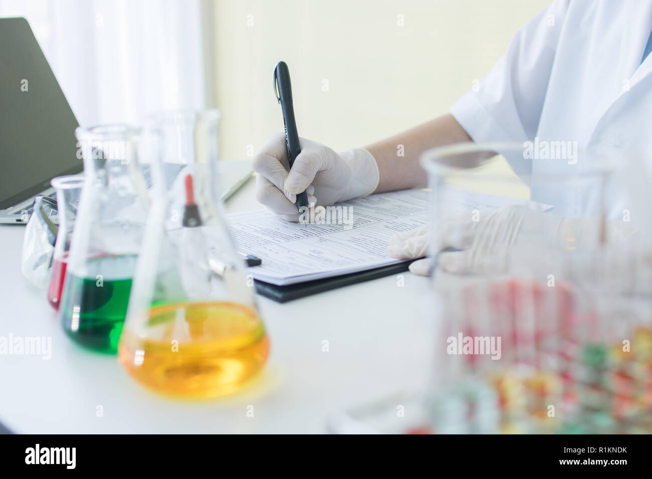 White suit lab hi-res stock photography and images - Alamy