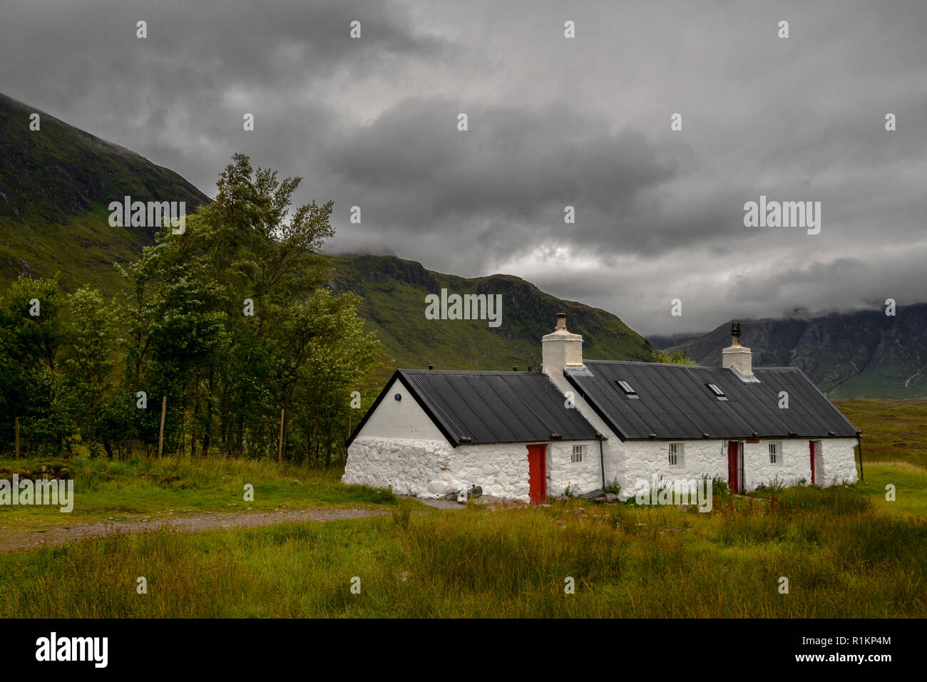 Cozy cottage hi-res stock photography and images - Alamy