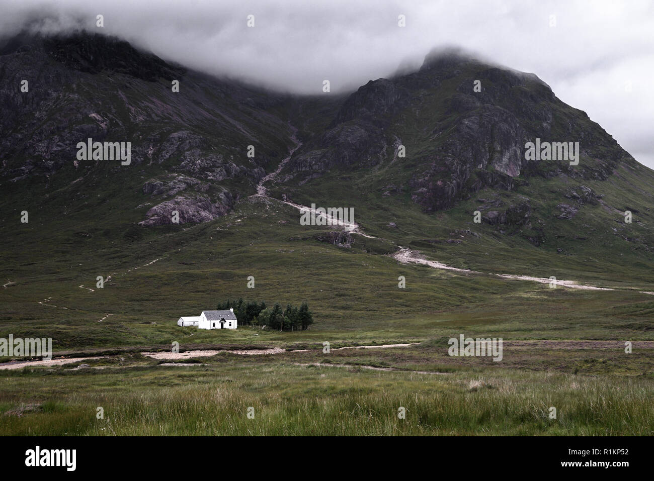 Cozy cottage hi-res stock photography and images - Alamy