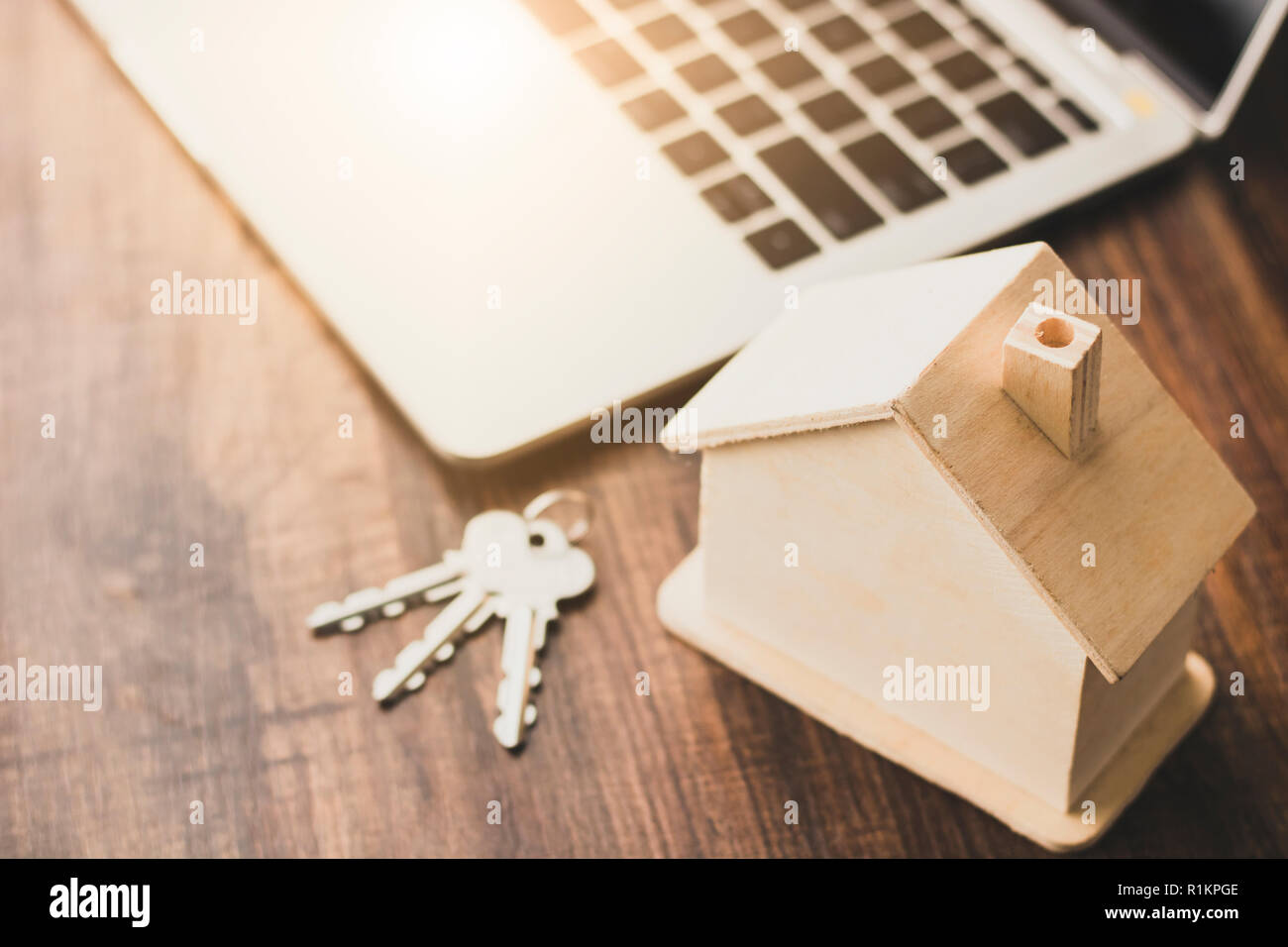 Hand keys table hi-res stock photography and images - Alamy