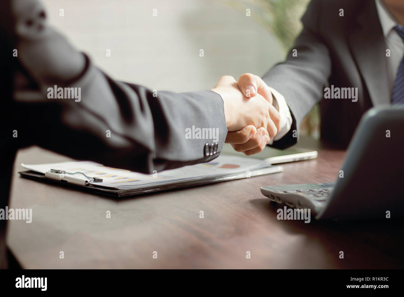 negotiations and business success concept, businessmen shaking hands or ...