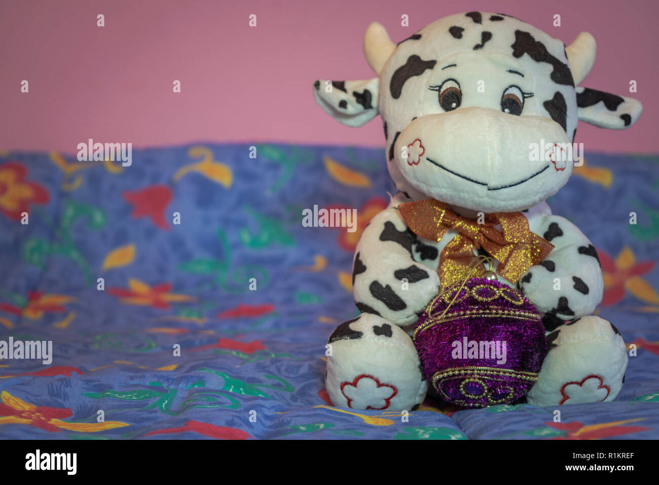 Purple ribbon cow hi-res stock photography and images - Alamy