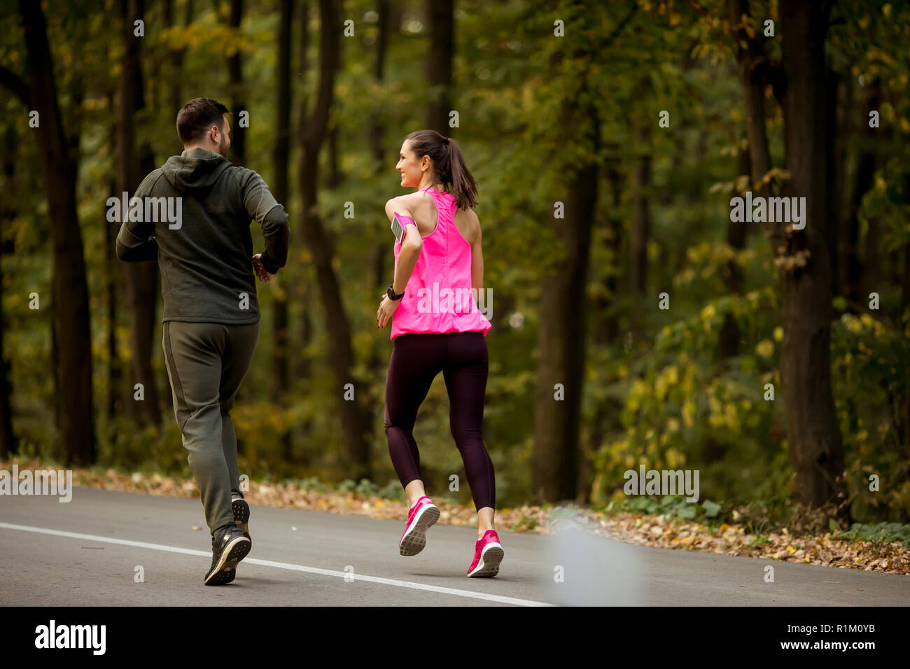 Couple running together hi-res stock photography and images - Alamy