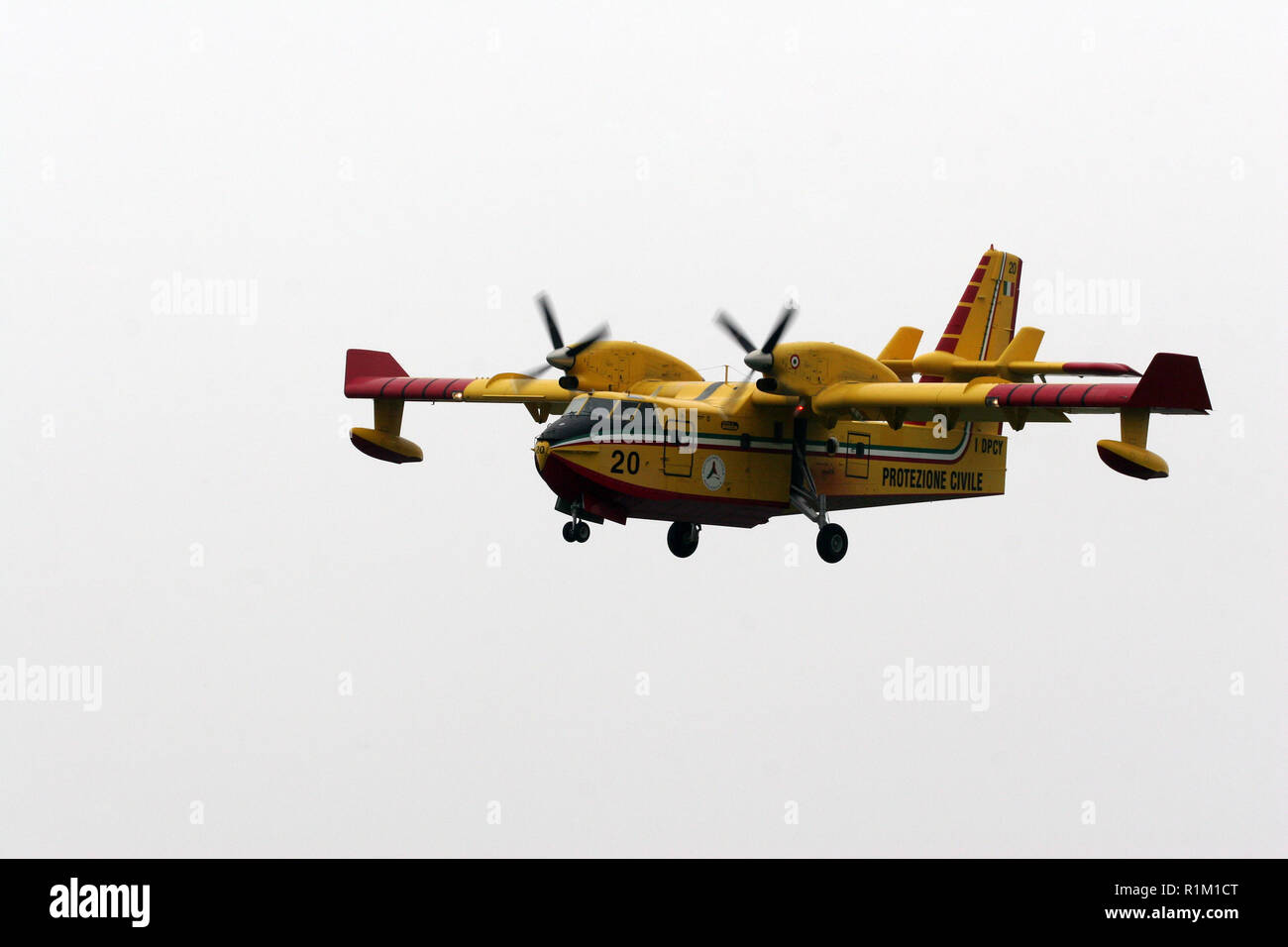 Canadair fire fighting plane flying hi-res stock photography and images ...