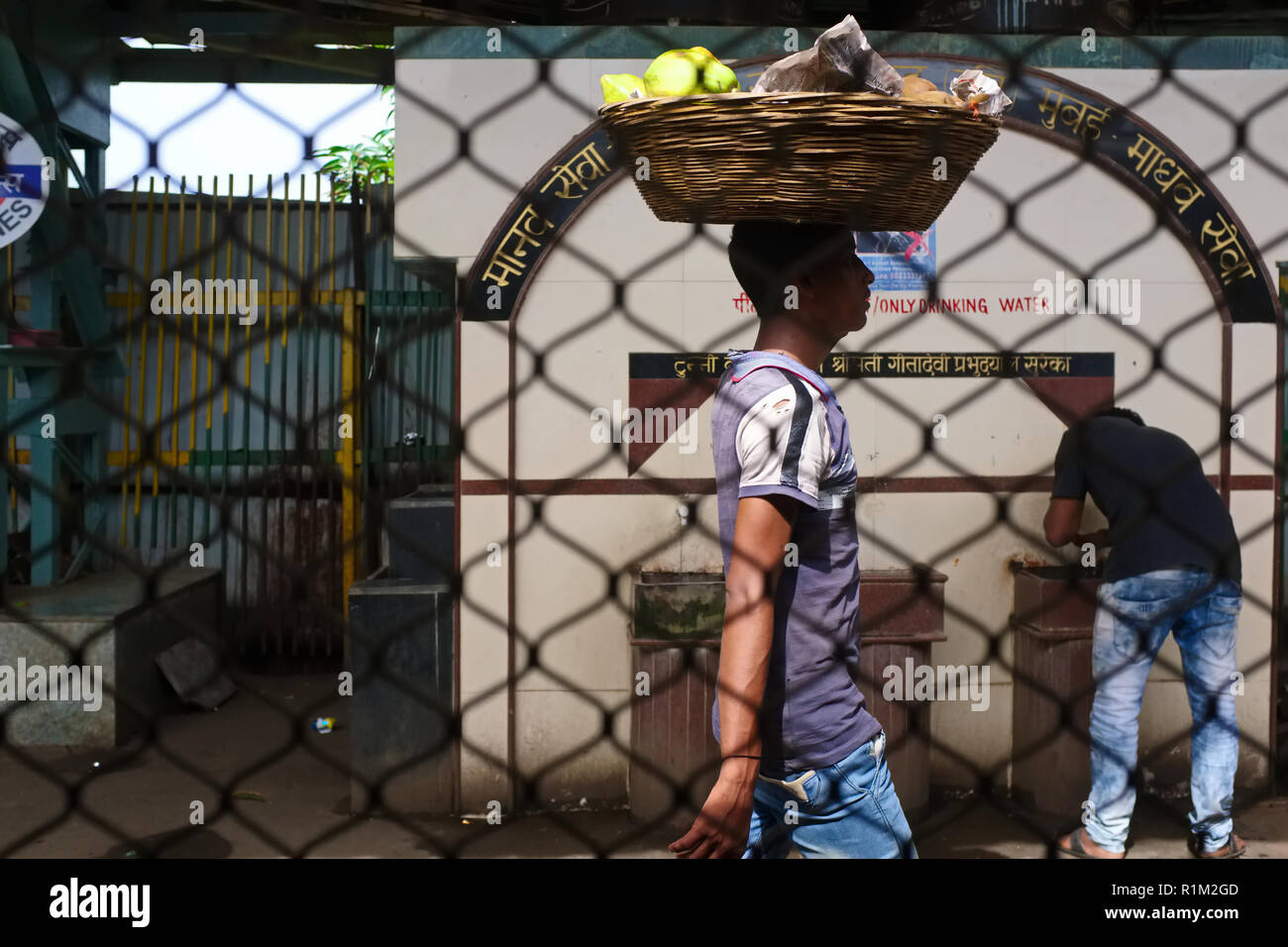 Mesh train hi-res stock photography and images - Alamy