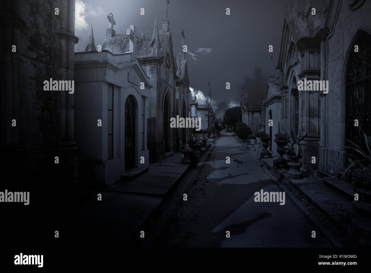 Spooky street hi-res stock photography and images - Alamy