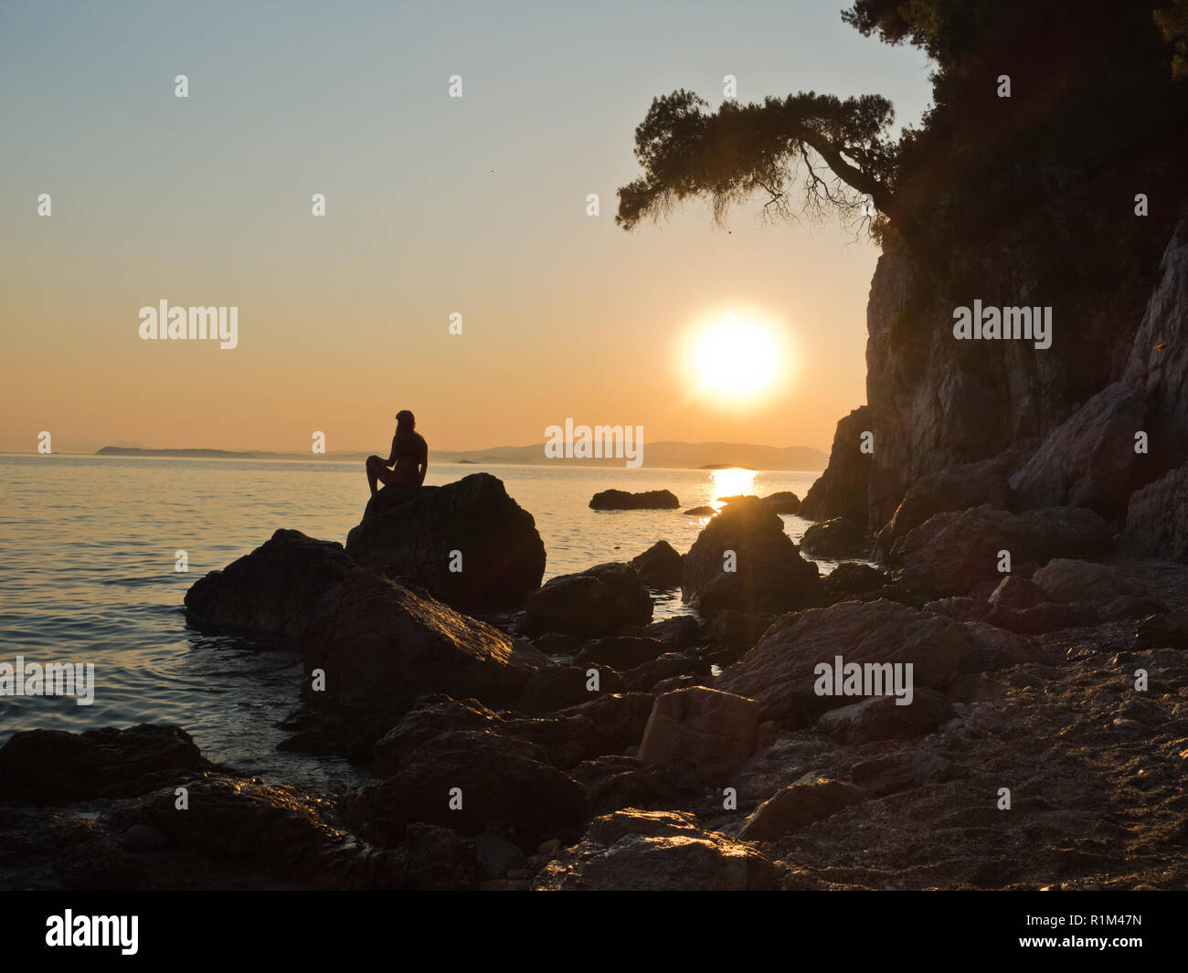 Silhouette woman sitting on rock hi-res stock photography and images ...