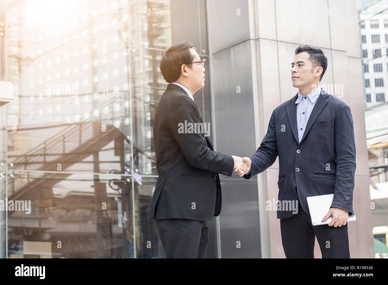 Successful negotiating business concept, Businessmen shaking hands ...