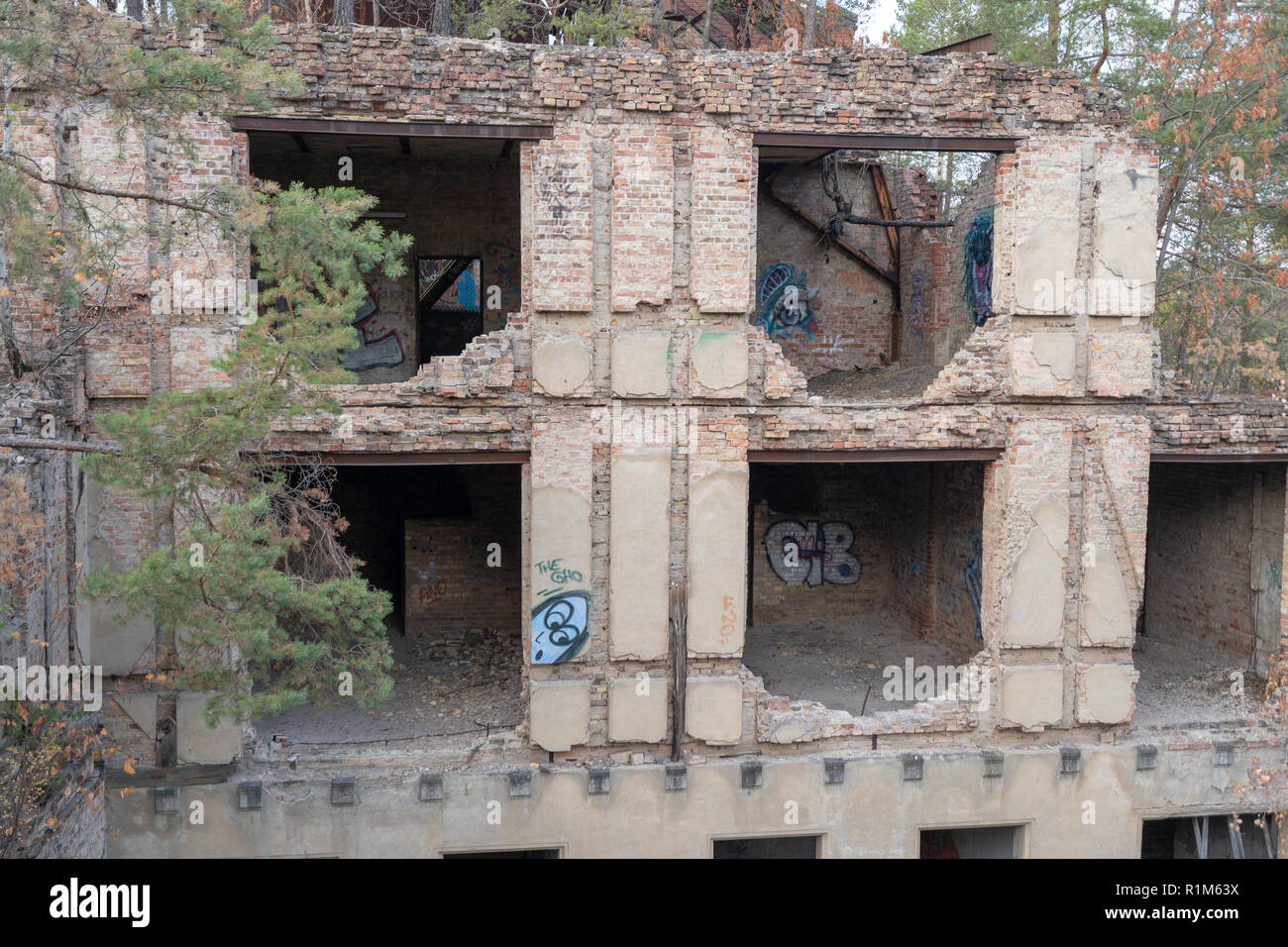 Old dilapidated house hi-res stock photography and images - Alamy
