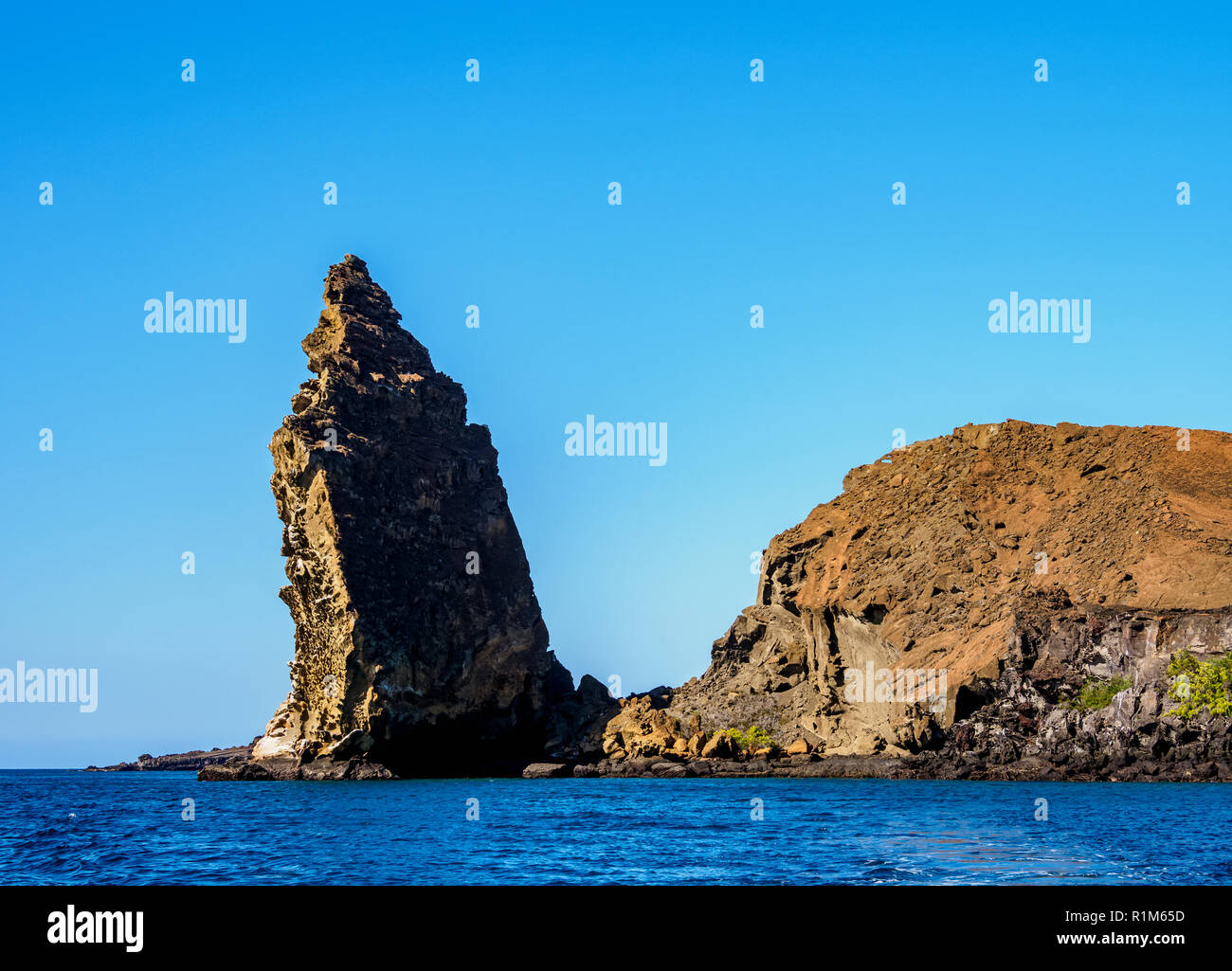 Bartolome island and the iconic pinnacle rock hi-res stock photography ...