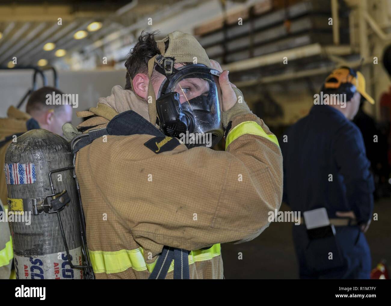 Self contained breathing apparatus scba mask hi-res stock photography ...
