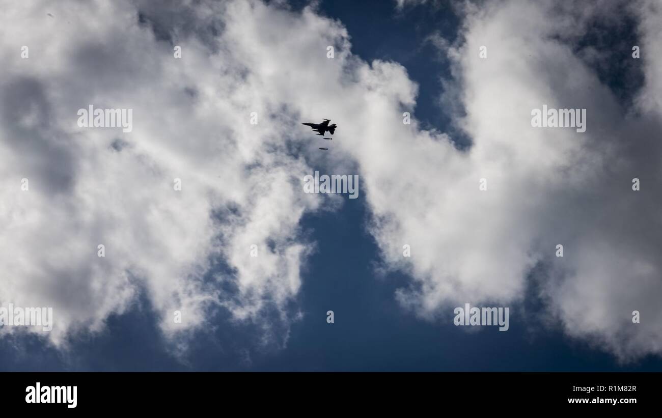 A U.S. Air Force F-16 Fighting Falcon deploys two 2,000-pound inert ...
