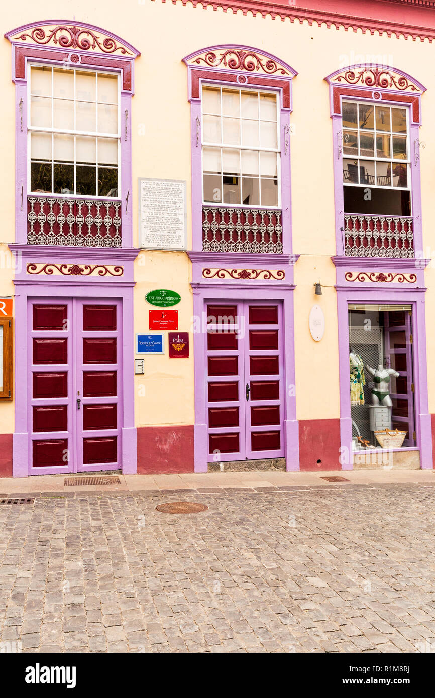 Shopfronts hi-res stock photography and images - Alamy