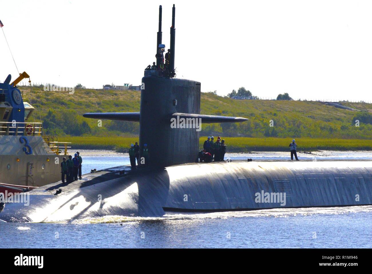The Ohio-class ballistic-missile submarine USS Tennessee (SSBN 734 ...