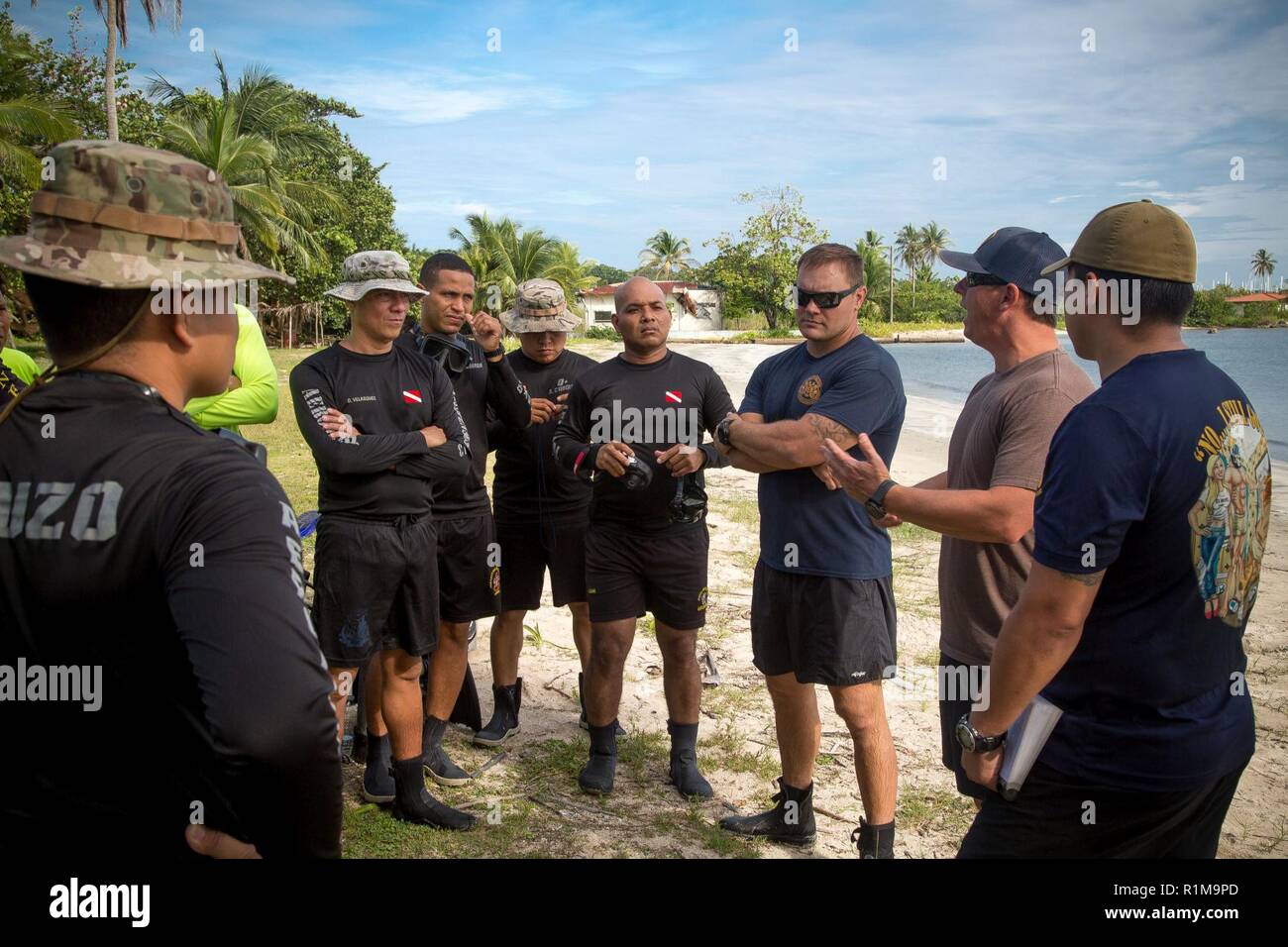 U.S. Navy Divers assigned to Mobile Diving and Salvage Unit (MDSU) 2 ...