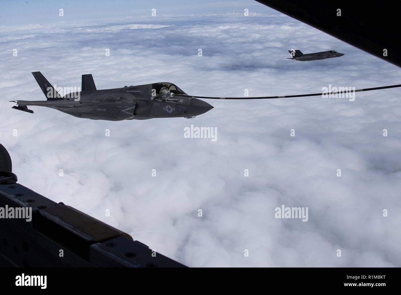Pair of fighter jets hi-res stock photography and images - Alamy