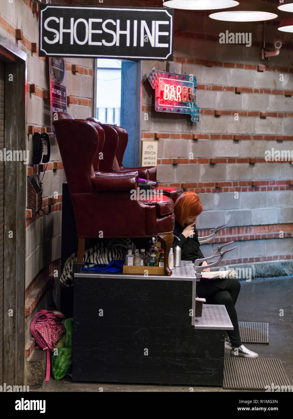 Shoeshine stand hi-res stock photography and images - Alamy