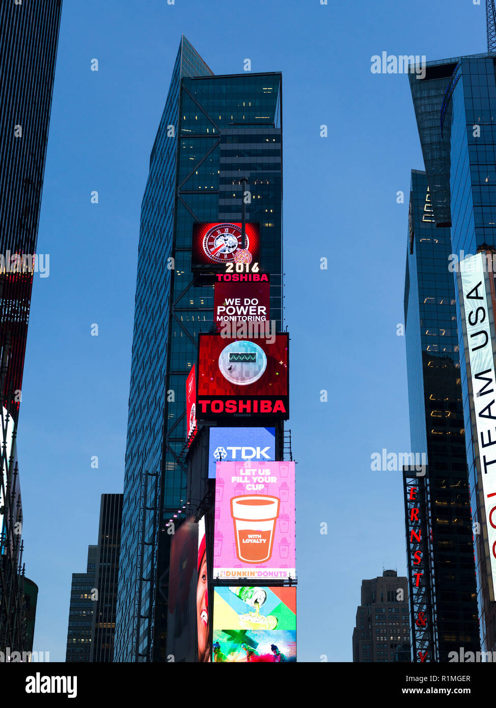 Digital advertising times square hi-res stock photography and images ...