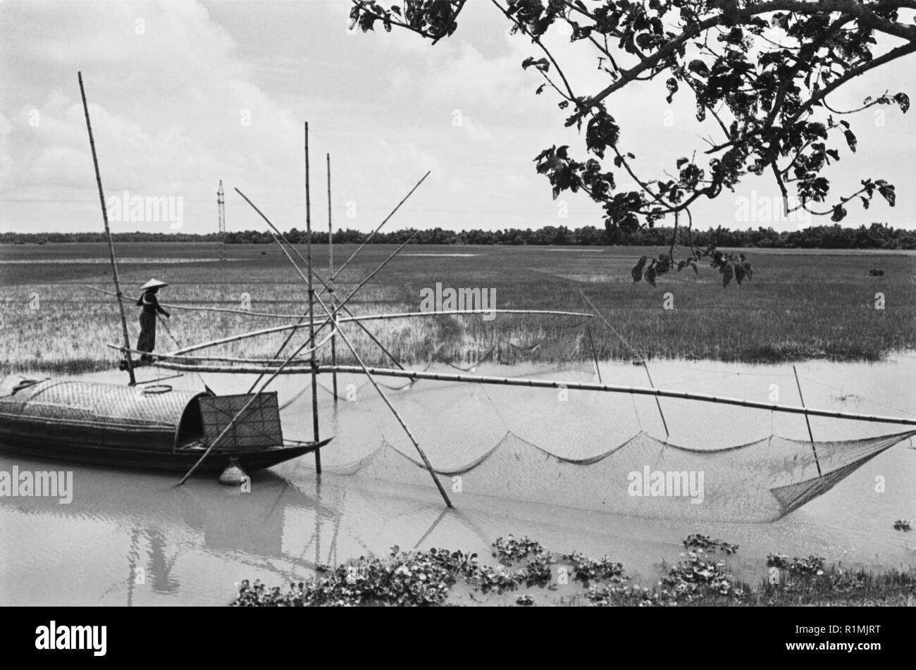 Fish trap fishing bangladesh hi-res stock photography and images - Alamy