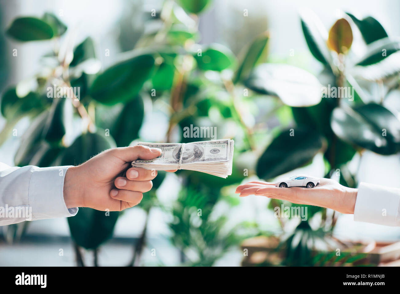 Money exchanging hands hi-res stock photography and images - Alamy
