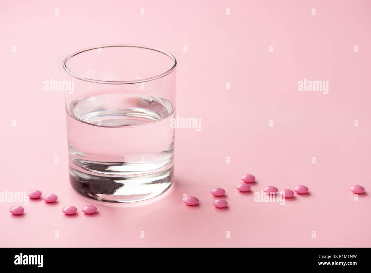 Pink tablets glass water hi-res stock photography and images - Alamy