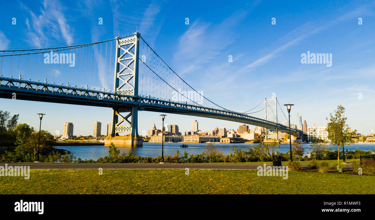 Philadelphia skyline panoramic hi-res stock photography and images - Alamy