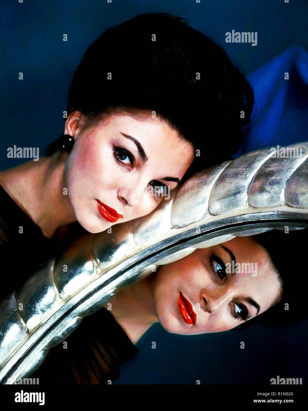 Joan collins 1950 hi-res stock photography and images - Alamy