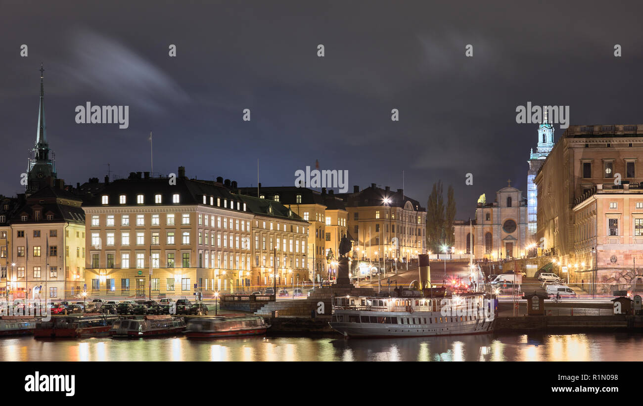 Slottsbacken in Gamla Stan, Stockholm, at night Stock Photo - Alamy