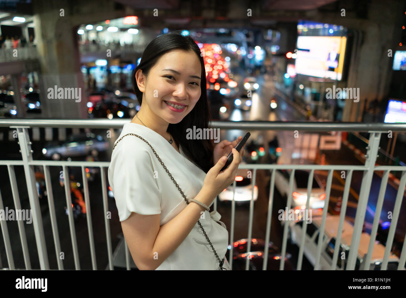 Hand holding phone girl night hi-res stock photography and images - Alamy