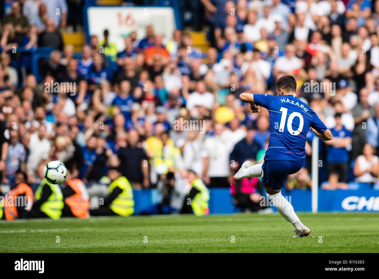 Chelsea fc eden hazard goal premier hi-res stock photography and images ...