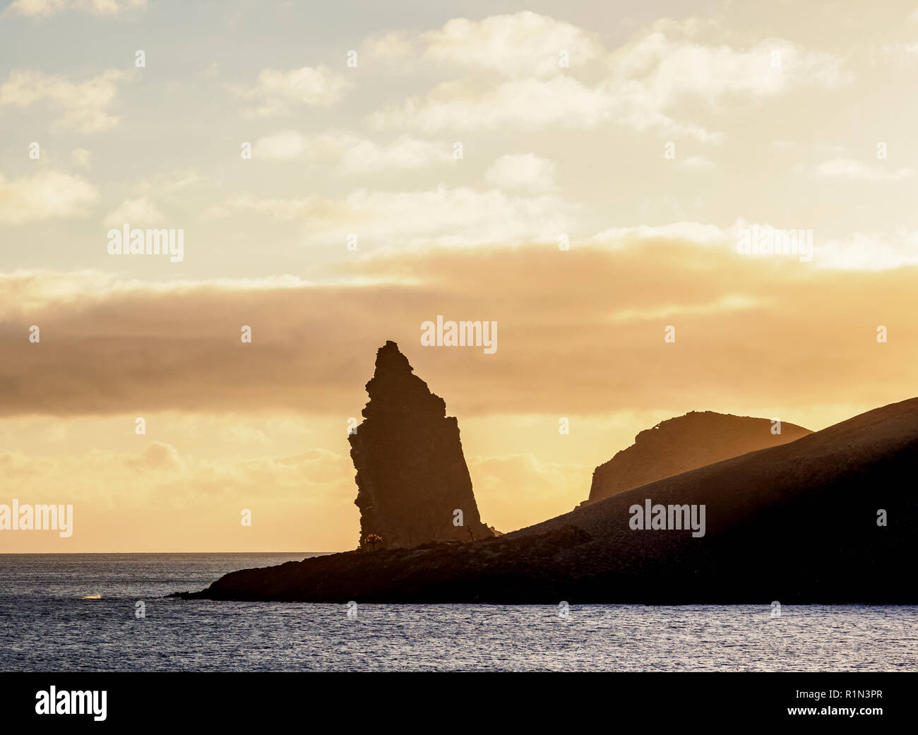 Bartolome island and the iconic pinnacle rock hi-res stock photography ...