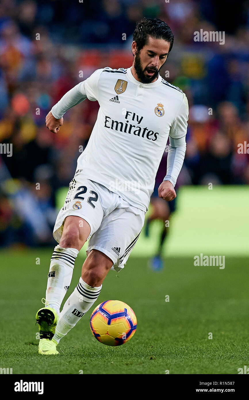 BARCELONA, SPAIN - OCTOBER 28: Isco of Real Madrid CF in action during ...