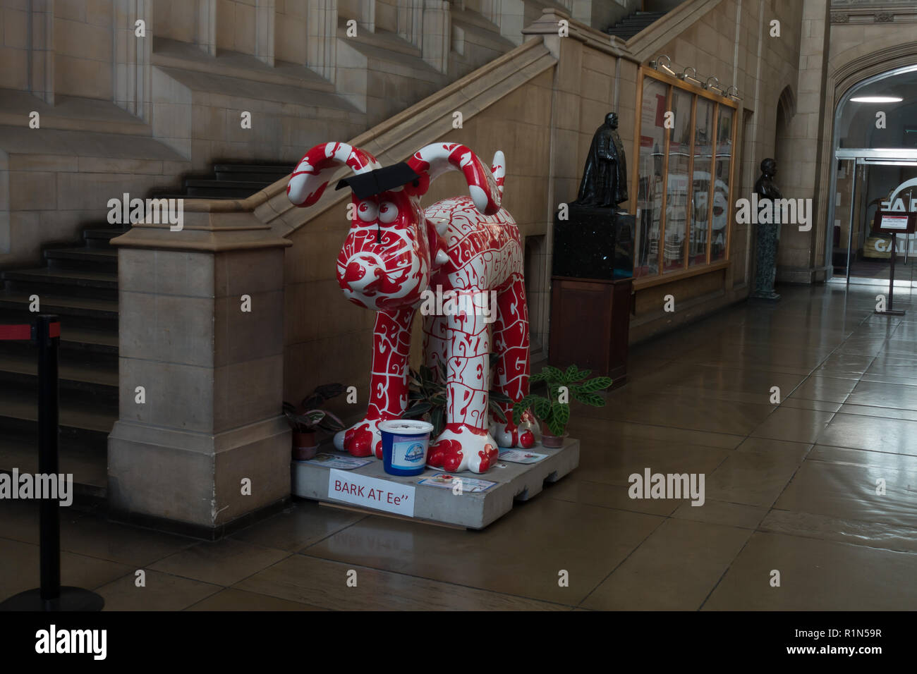 Gromit statue 'Bark at ee' at Wills Memorial Building. Wallace & Gromit ...