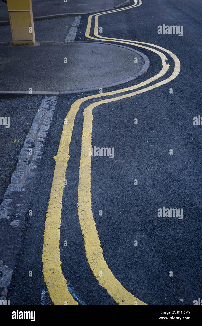 Yellow wavy lines hi-res stock photography and images - Alamy