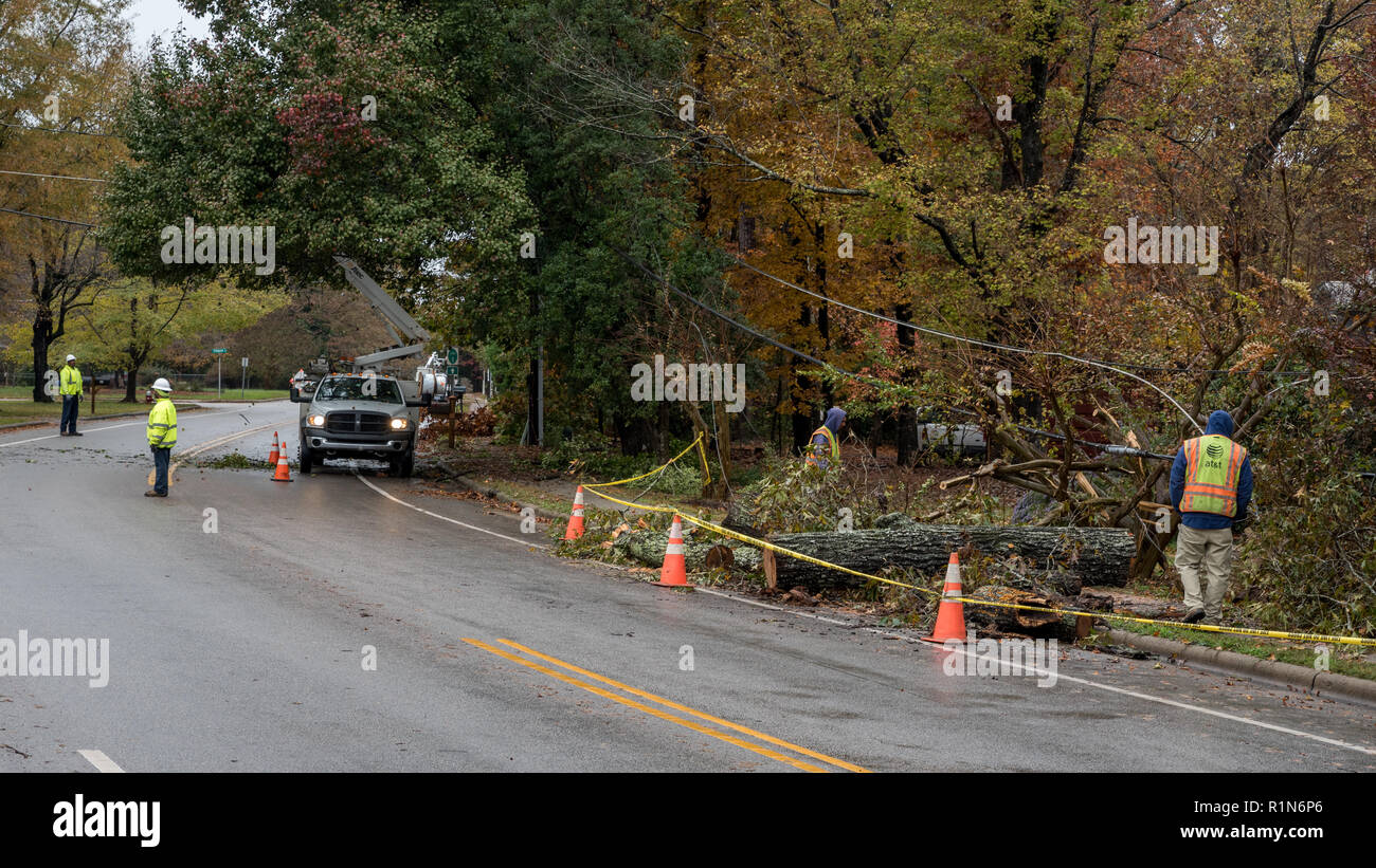 Power line workers hi-res stock photography and images - Alamy