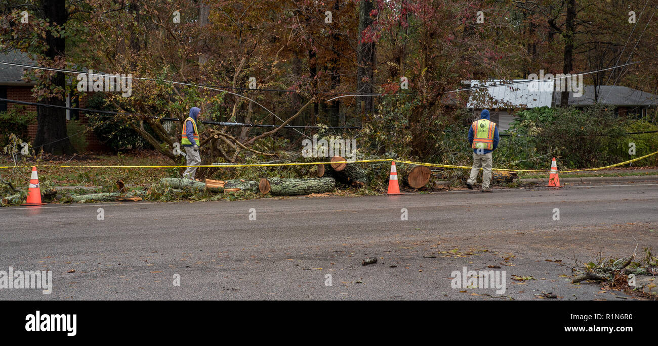 Power line workers hi-res stock photography and images - Alamy