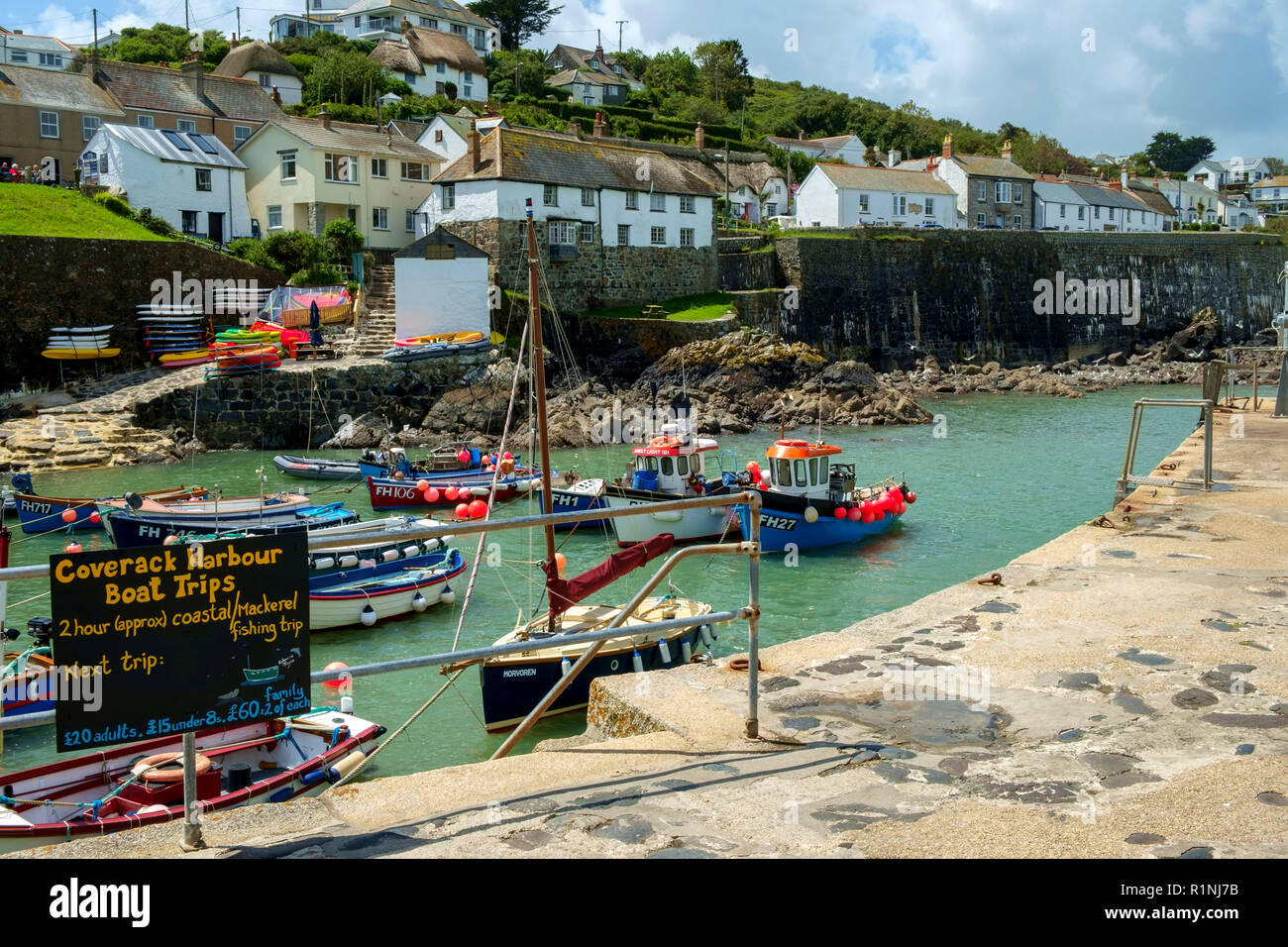 Coverack, Cornwall, UK - 6th June 2017: Summer afternoon sunshine on ...