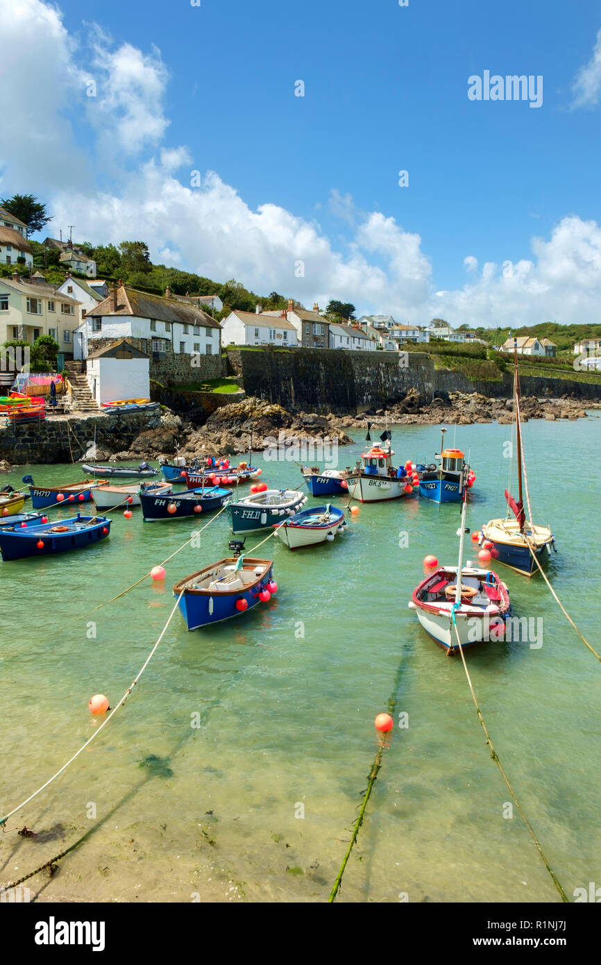 Coverack, Cornwall, UK - 6th June 2017: Summer afternoon sunshine on ...