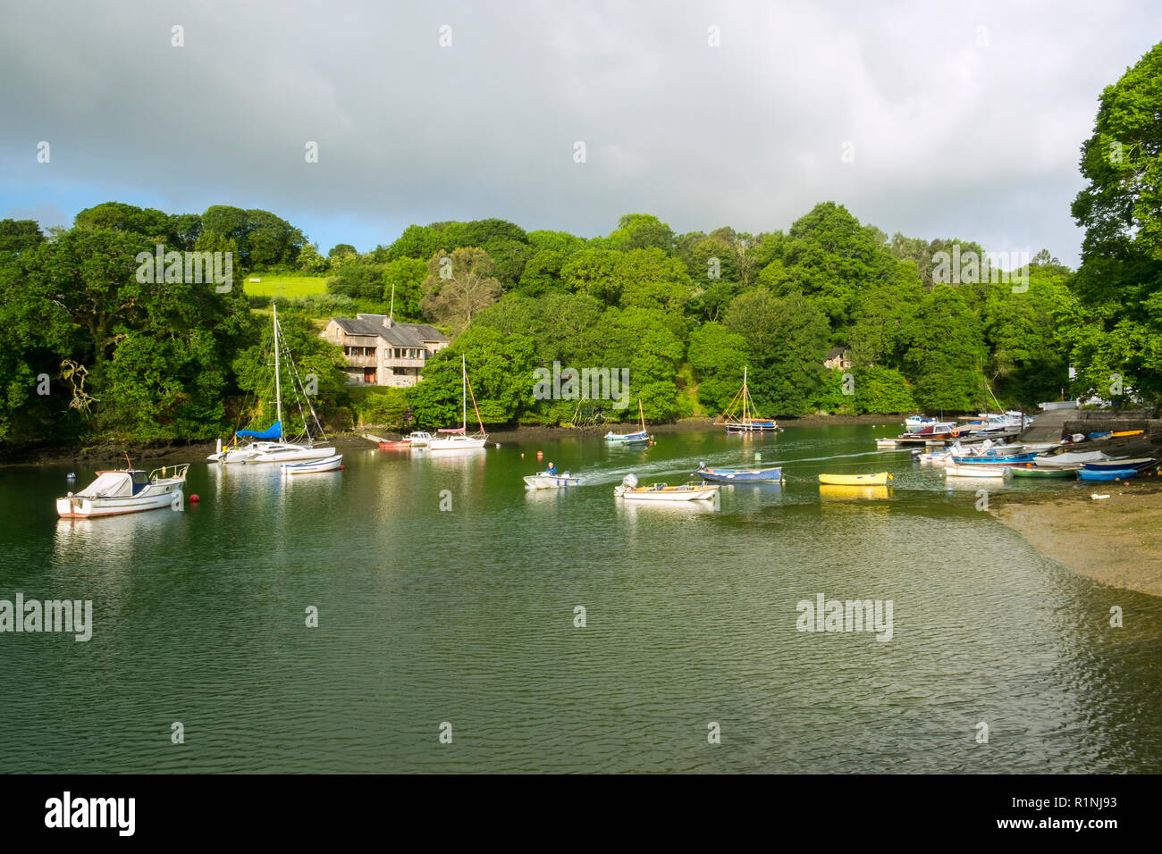 Port Navas, Cornwall, UK - 7th June 2017: An idyllic summer morning ...