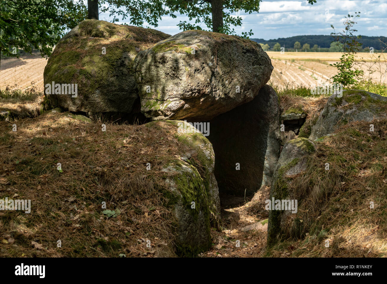 Dolmen prehistoric neolithic graves Raven 2 Stock Photo - Alamy