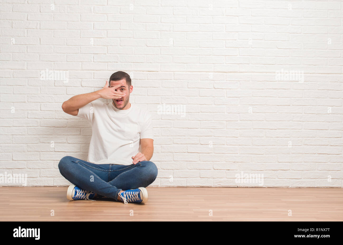 Man peeking over wall hi-res stock photography and images - Alamy