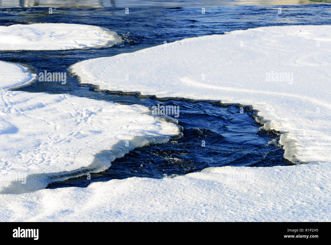 Frozen stream river water hi-res stock photography and images - Alamy