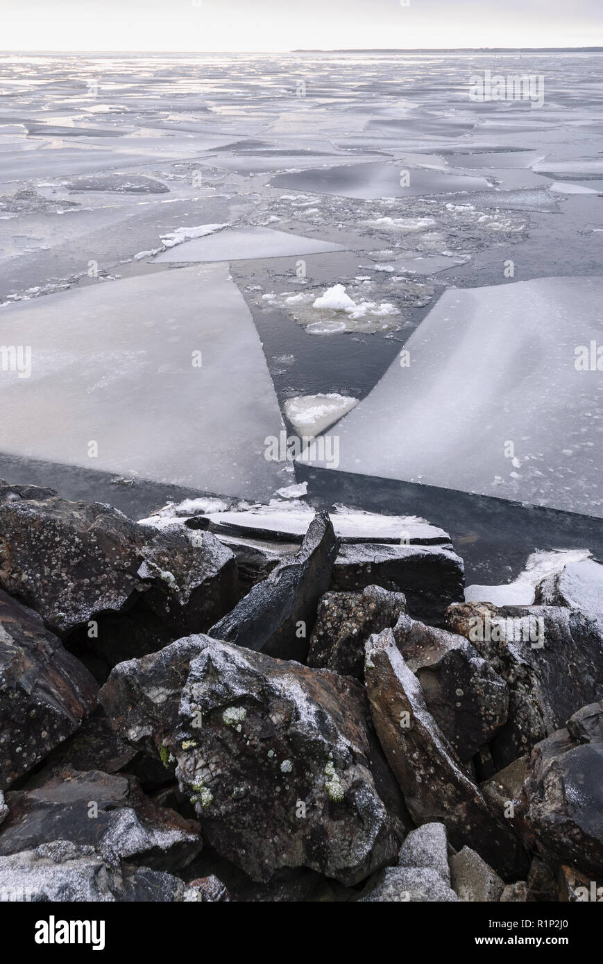 Lake freezing hi-res stock photography and images - Alamy