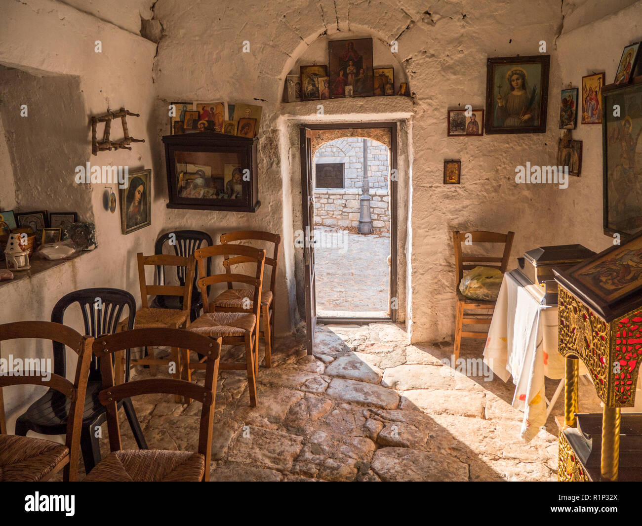 Small church in byzantine hi-res stock photography and images - Alamy