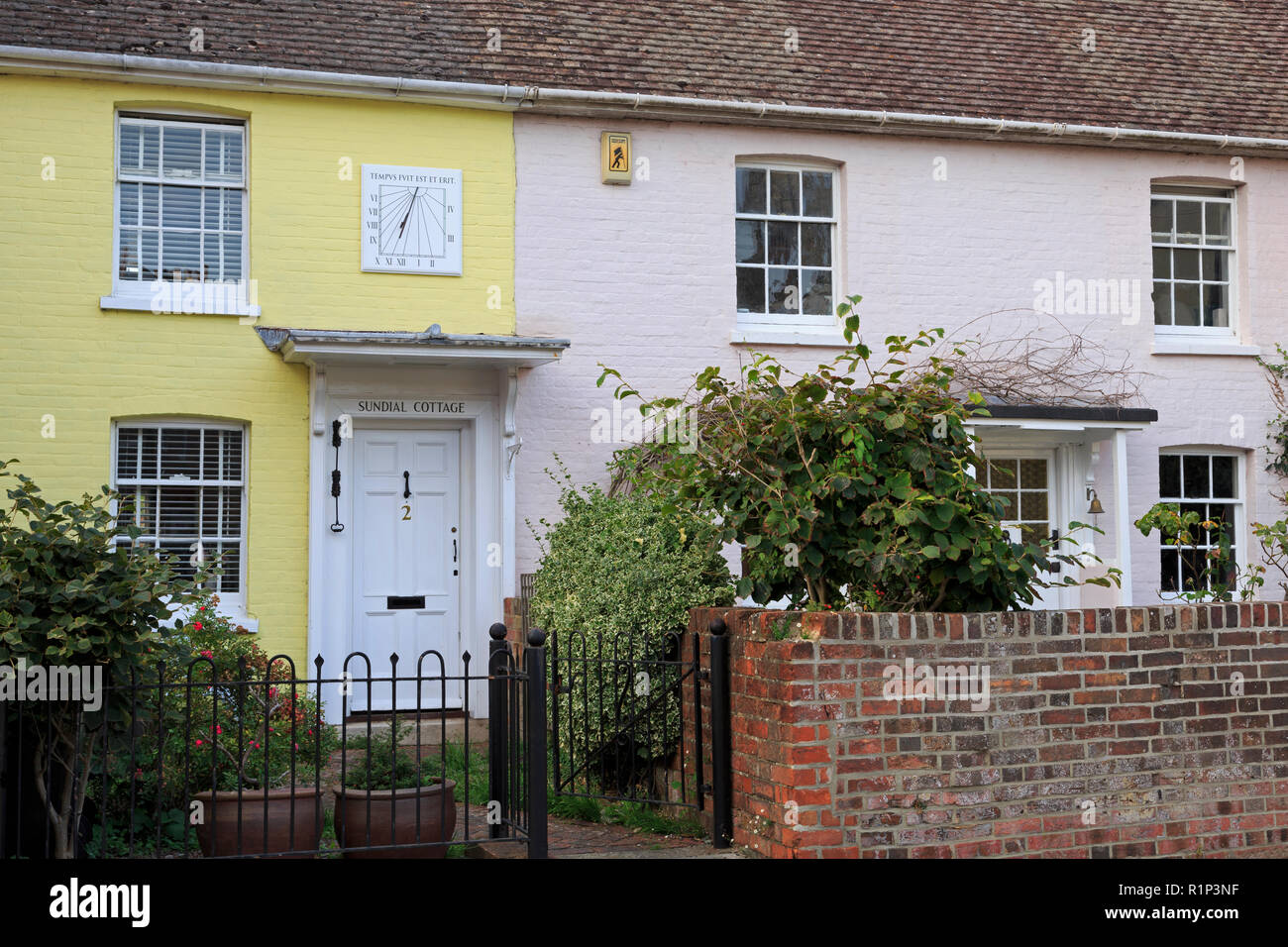 Sundial cottage hi-res stock photography and images - Alamy