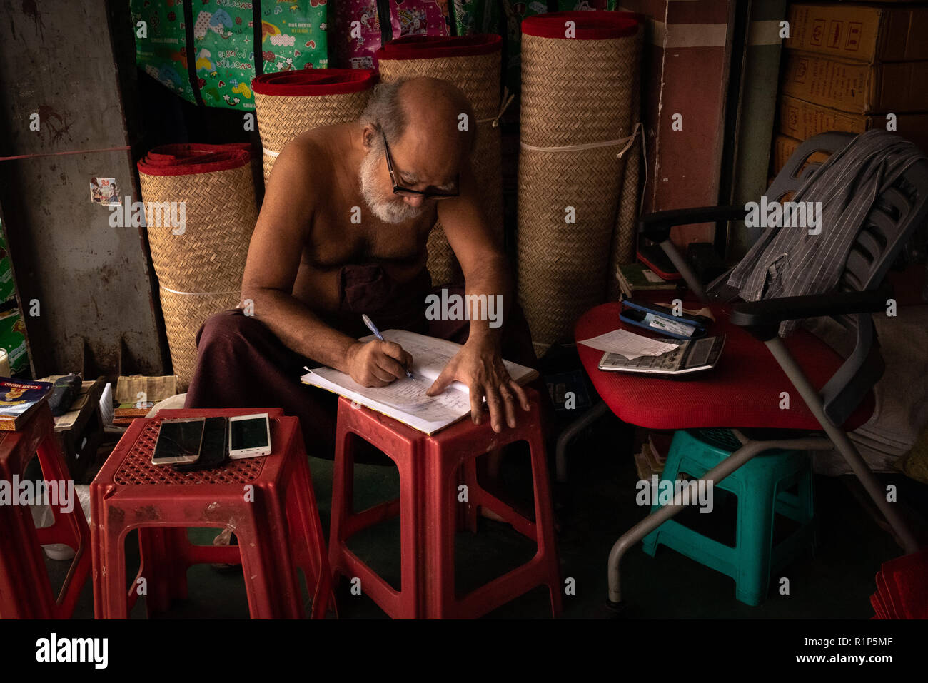 Bookkeeping small hi-res stock photography and images - Alamy