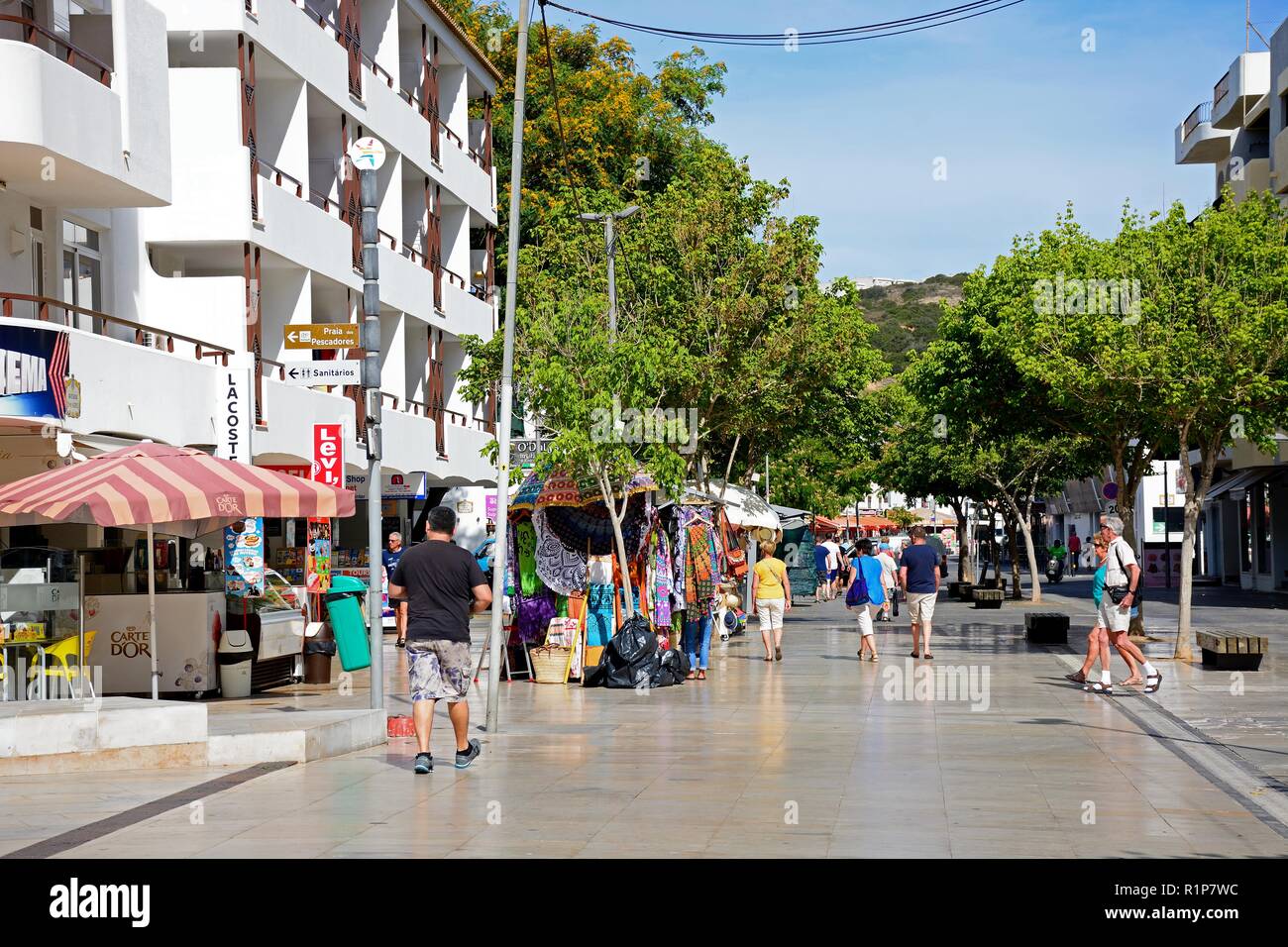 Shops and tourist market stalls along Av 25 de Abril in the old town ...