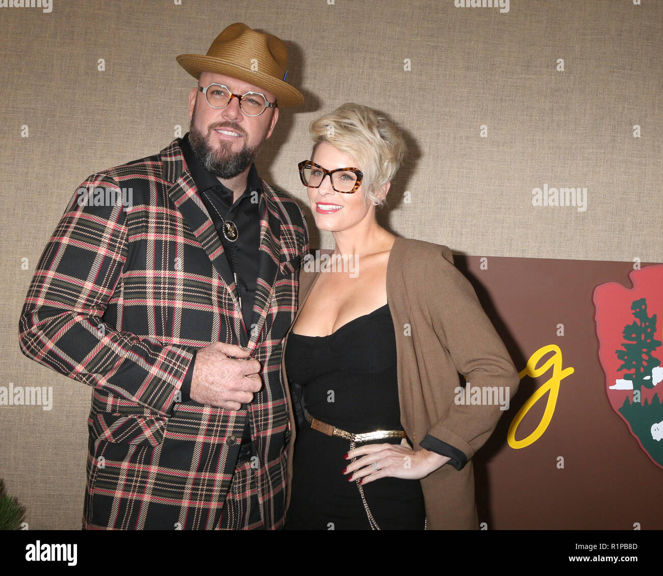 Chris sullivan and rachel reichard hi-res stock photography and images ...